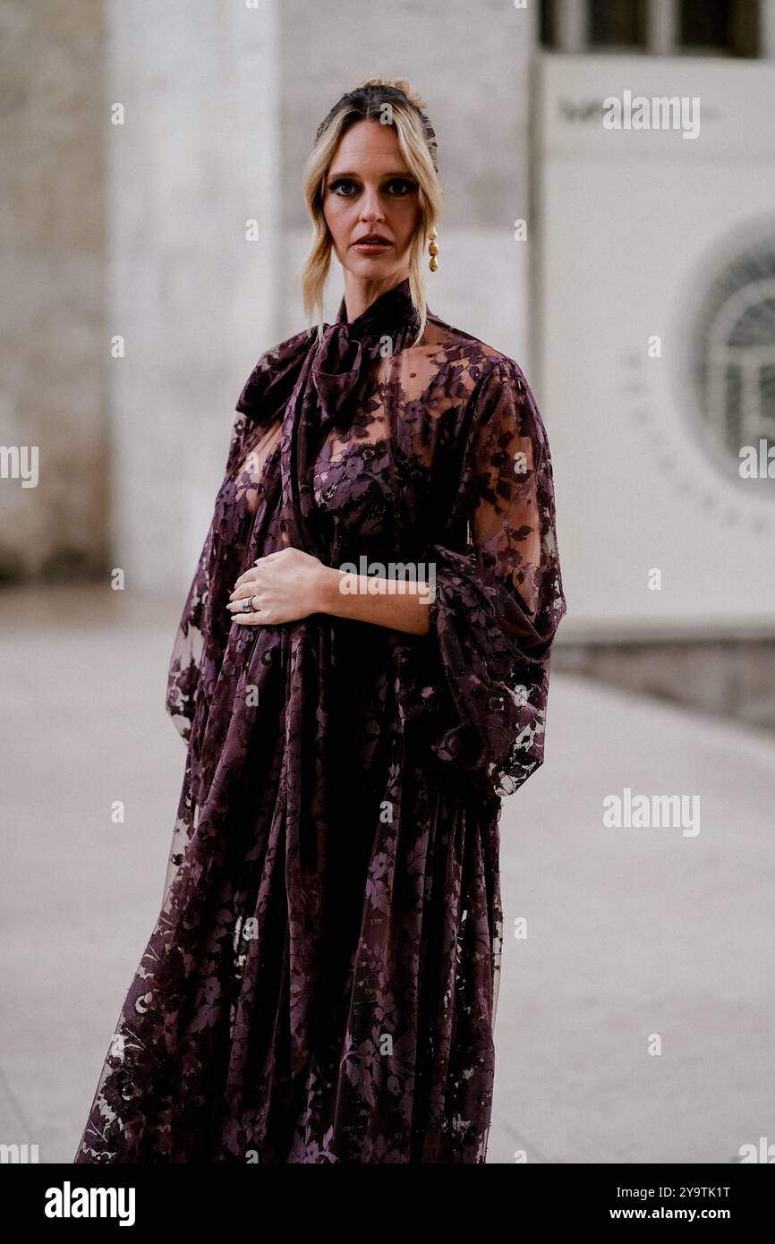 Paris, France. 30th Sep, 2024. Street style, Saasha Burns arriving at ...