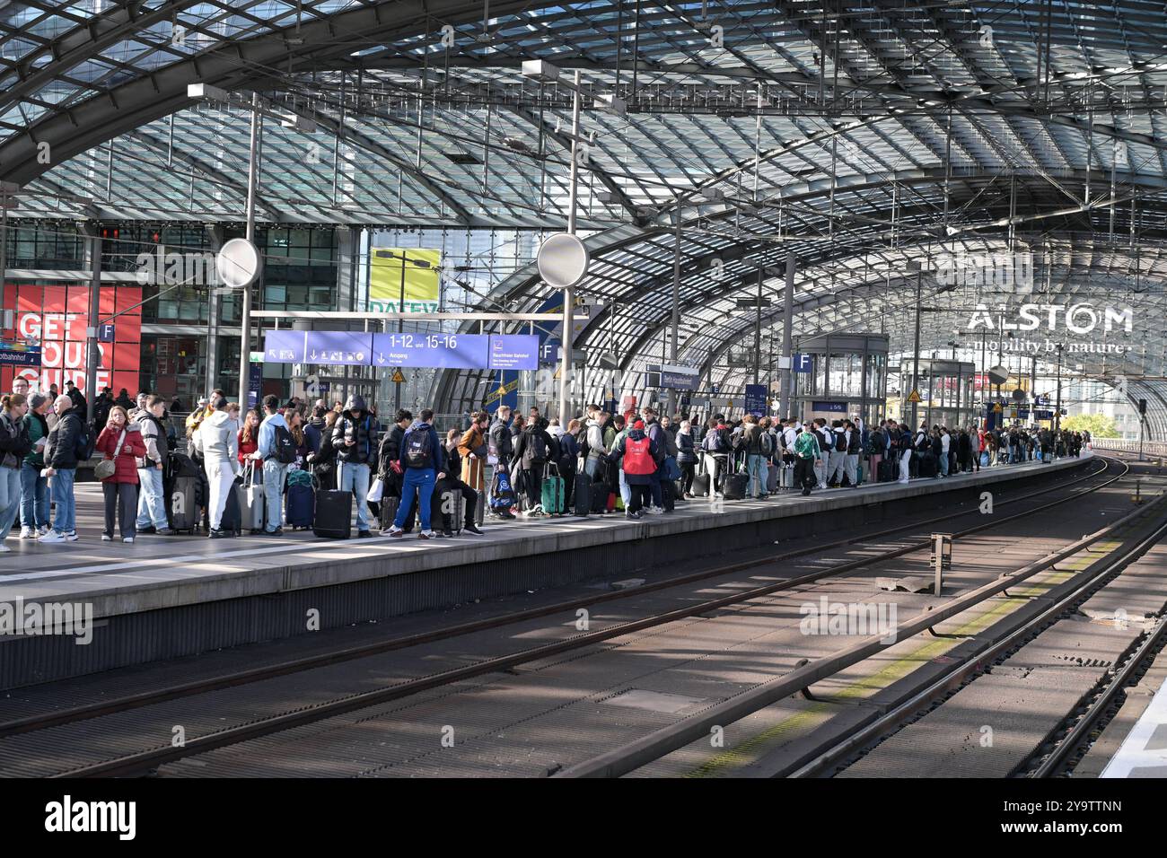 Voller bahnsteig hi-res stock photography and images - Alamy