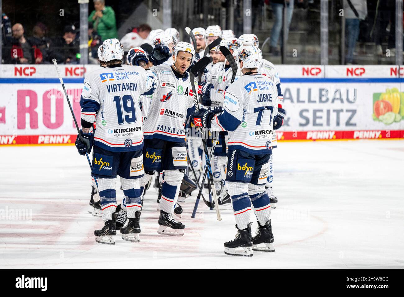 Jubel Freude nach dem Spiel Colin Ugbekile (79, Iserlohn Roosters ...