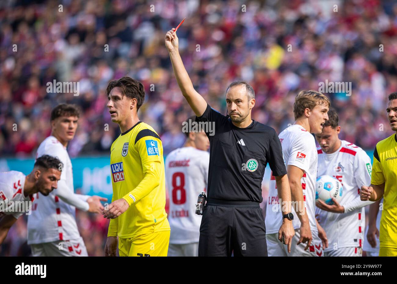 Cologne, Germany. 5th Oct 2024. Schiedsrichter Patrick Alt zeigt Max ...