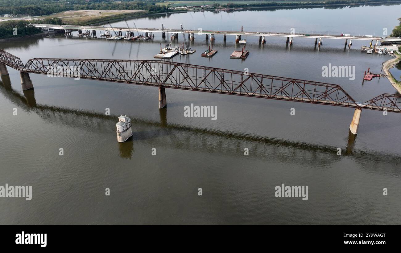 Old new chain rocks hi-res stock photography and images - Alamy