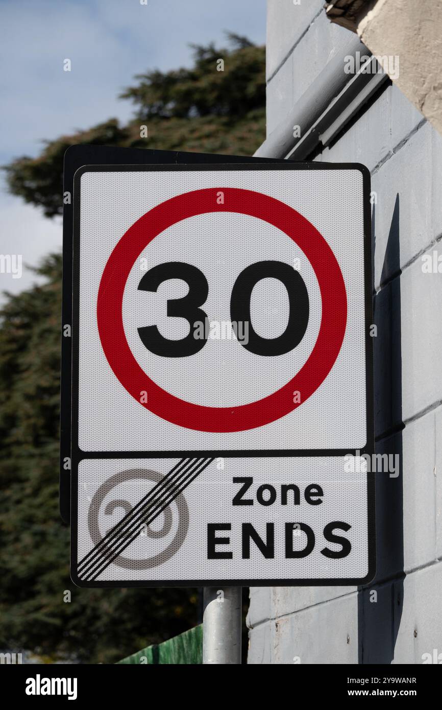 30mph sign, 20mph zone ends, Stratford-upon-Avon, UK Stock Photo - Alamy