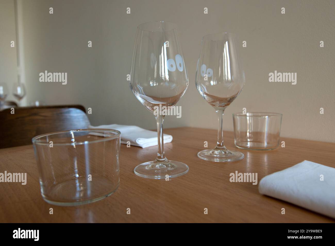 Oobatz restaurant table waiting for diners Stock Photo - Alamy