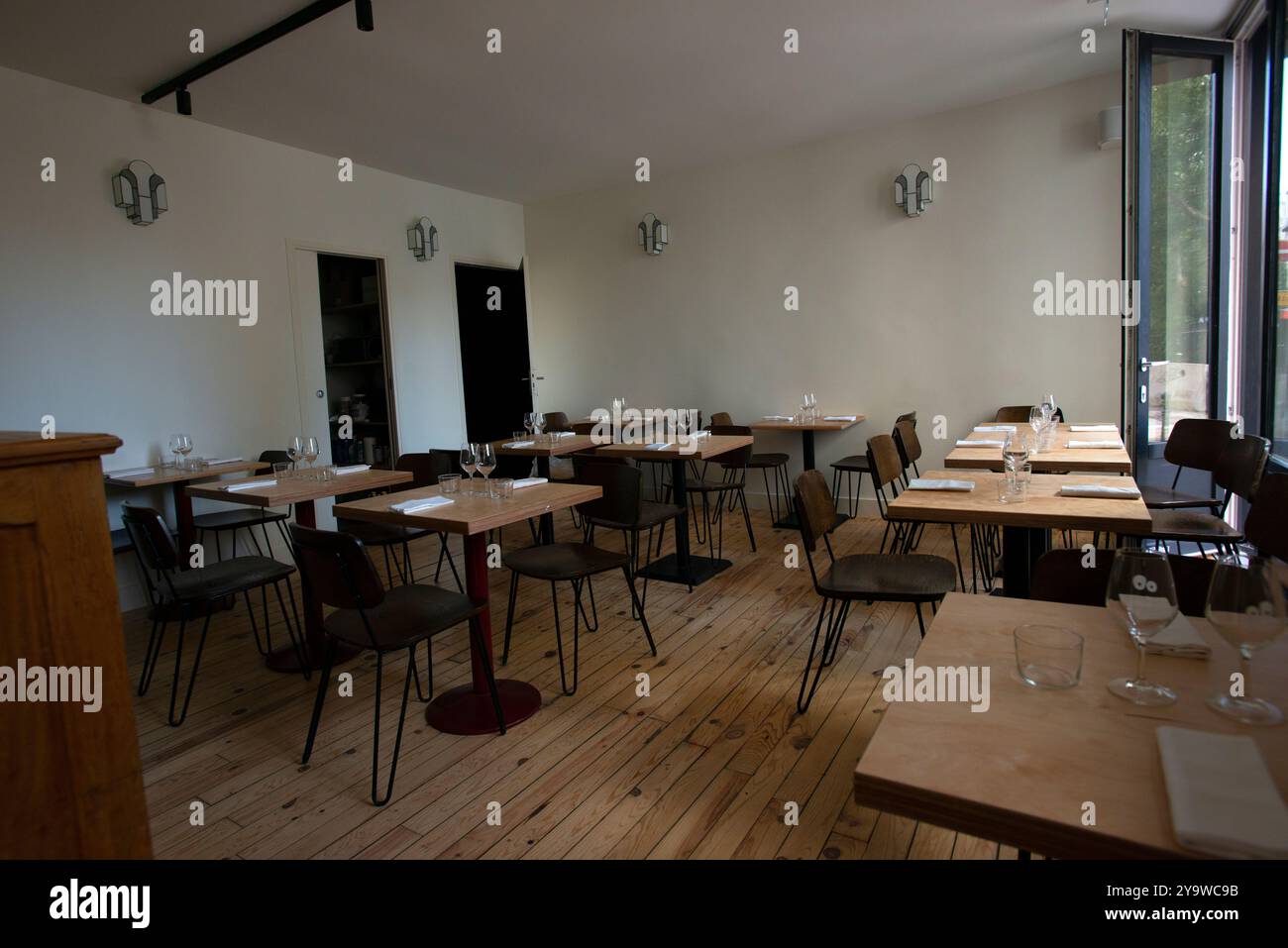 Oobatz restaurant table waiting for diners Stock Photo - Alamy