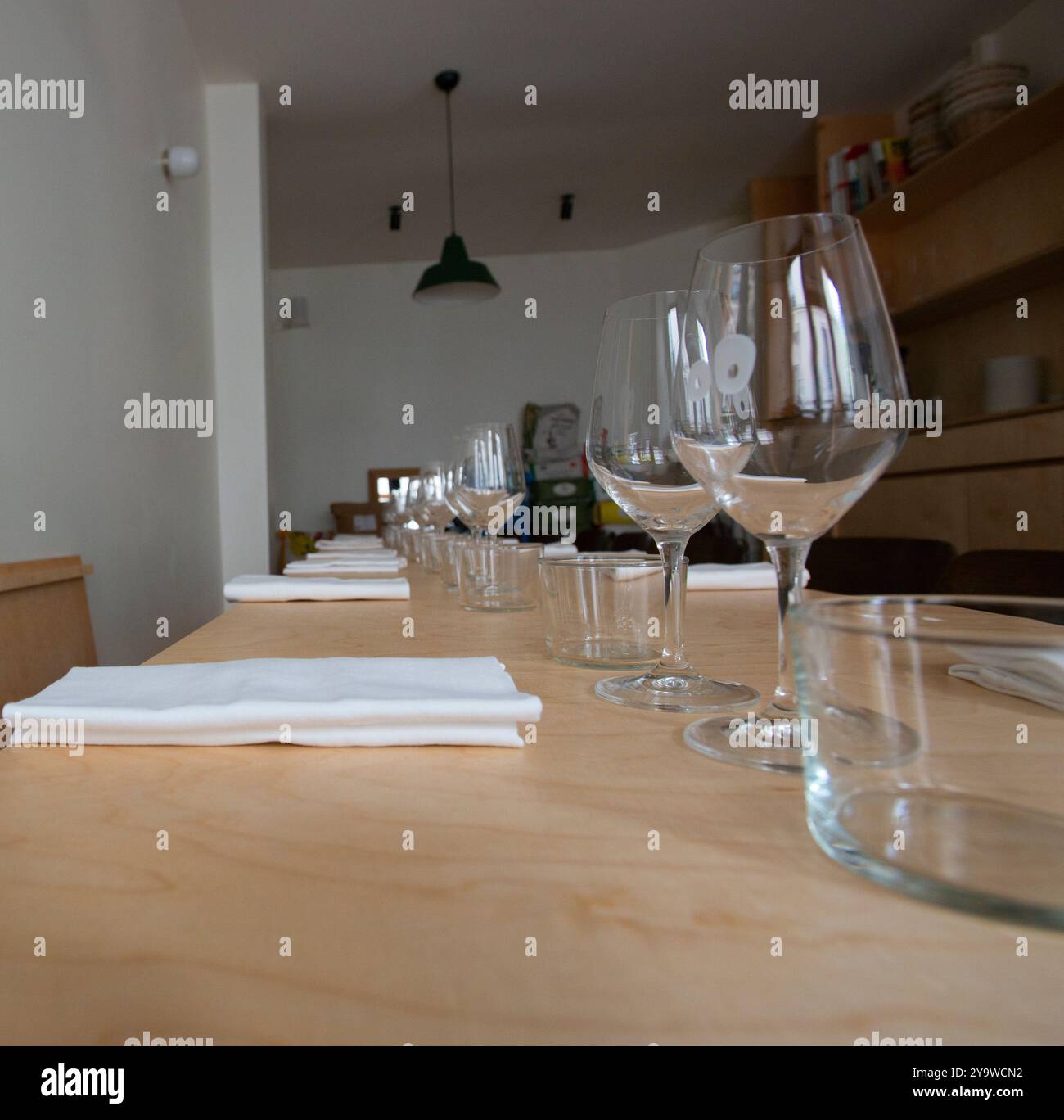 Oobatz restaurant table waiting for diners Stock Photo - Alamy