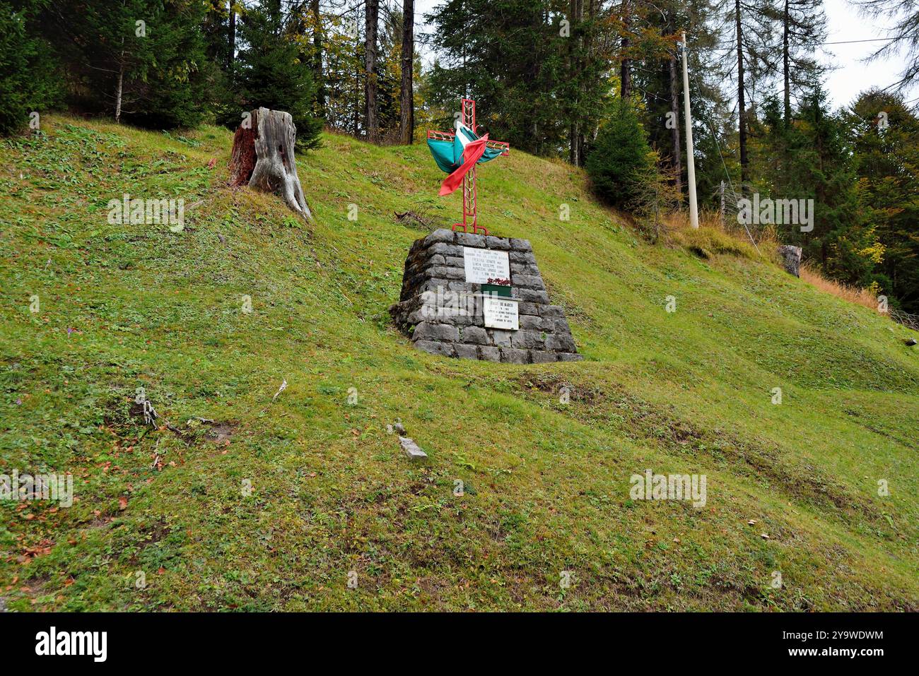 Veneto, Mauria pass. A monument in memory of five partisans dead during ...