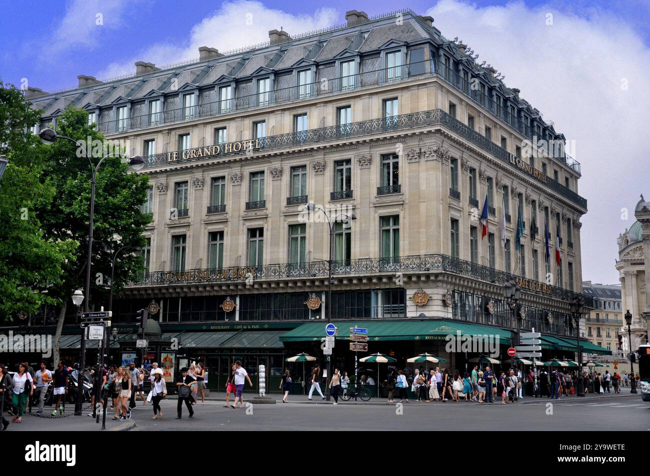 Hustle and charm: Street life at two Parisian attractions, the Grand ...