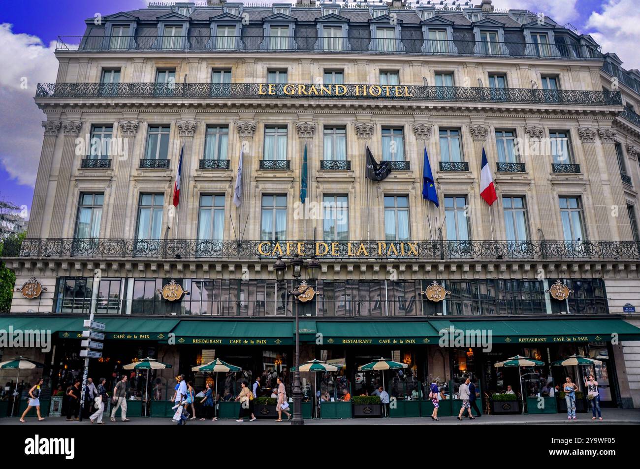 Hustle and charm: Street life at two Parisian attractions, the Grand ...