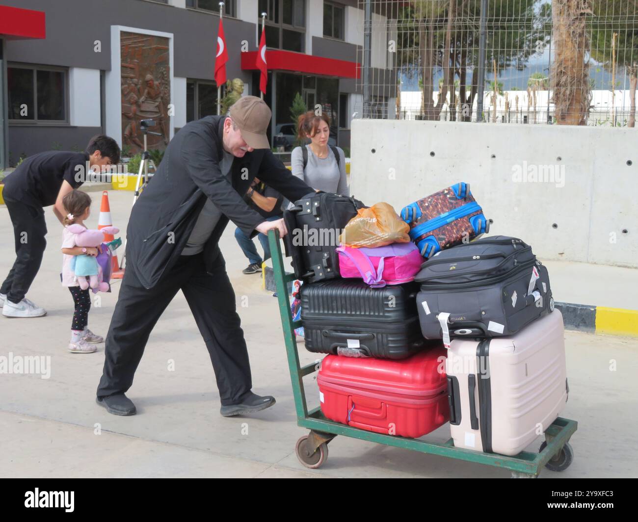 Lebanese displaced families arrive at the port of Ta?ucu, Turkey ...