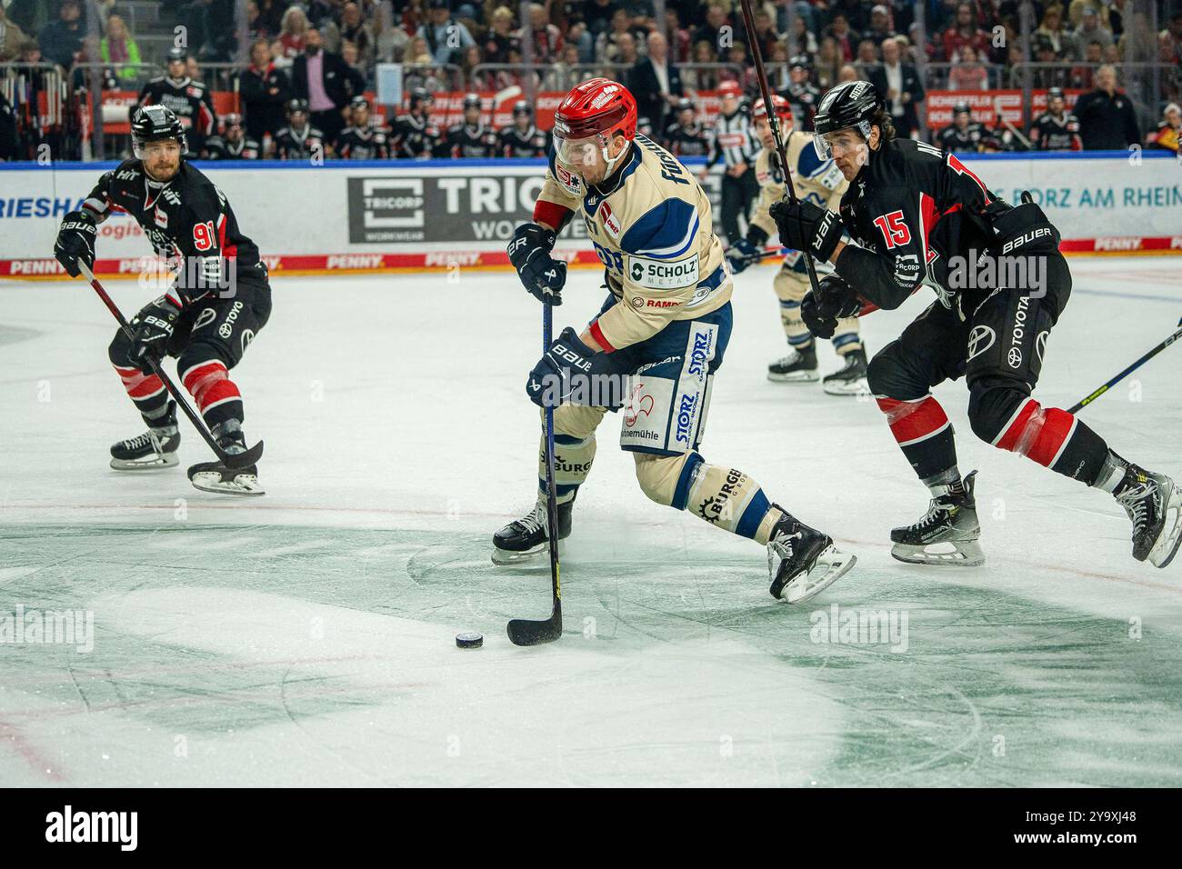 Koeln, Deutschland. 11th Oct, 2024. Alexander Karachun (Schwenninger Wild Wings, #47) und Louis ...