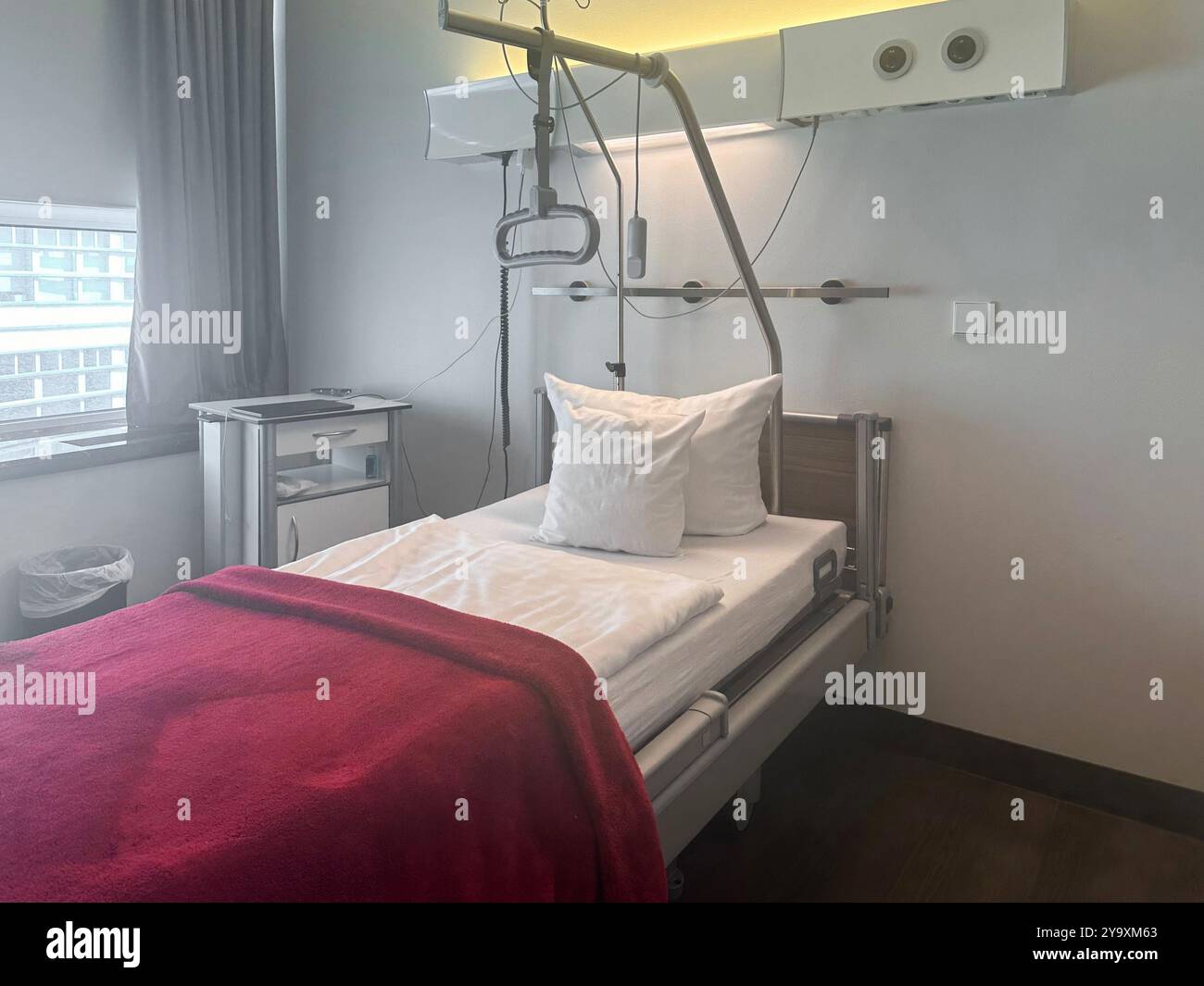 Modern interior of hospital ward with bed Stock Photo - Alamy