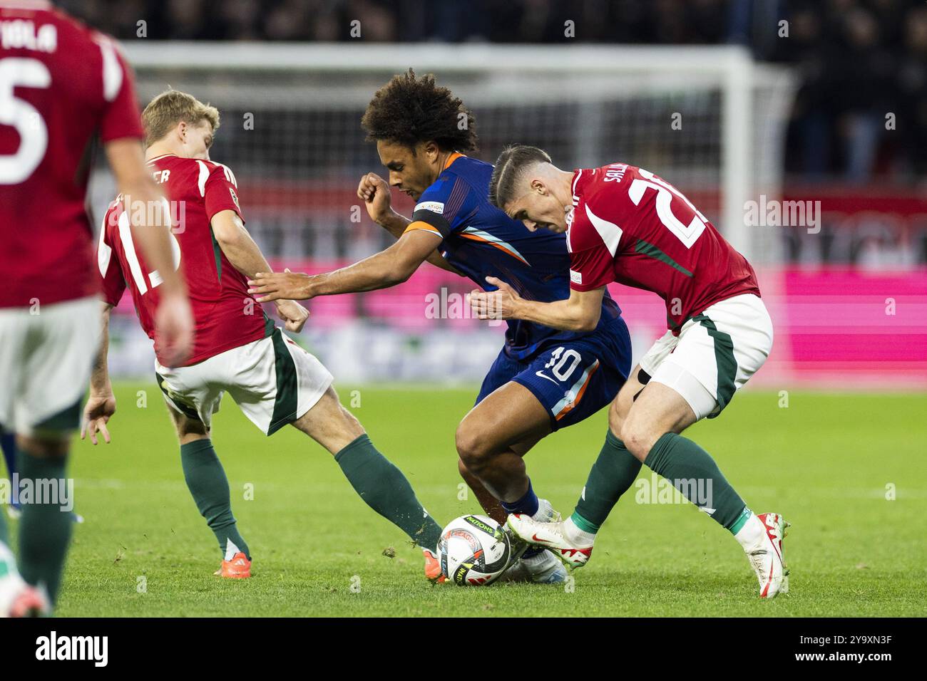 BOEDAPEST - (l-r) Andras Schafer of Hungary, Joshua Zirkzee of Holland ...