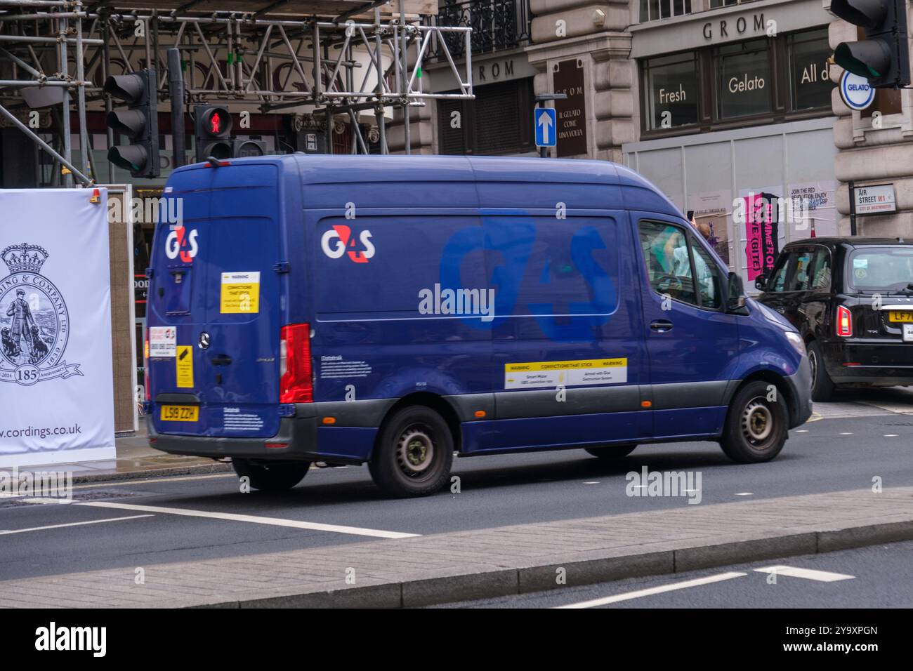 Cash in transit hi-res stock photography and images - Alamy
