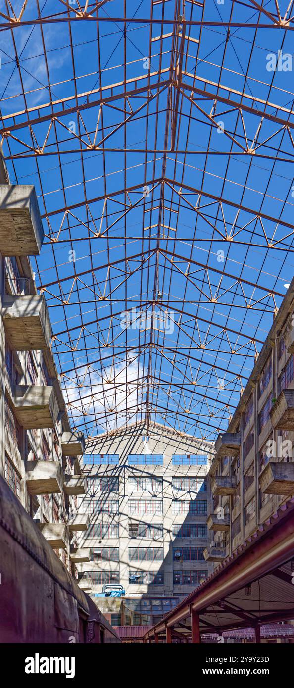 View northeast inside Brooklyn Army Terminal’s enormous Building B ...