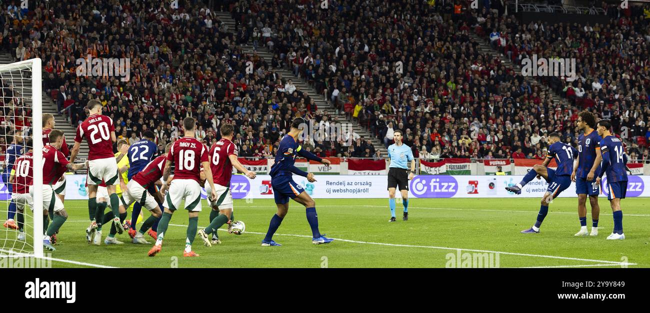 BOEDAPEST - Cody Gakpo of Holland takes an indirect free kick during ...