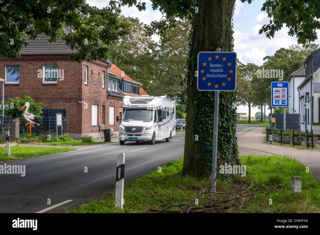 Green border, border crossing without controls, north of Straelen near ...