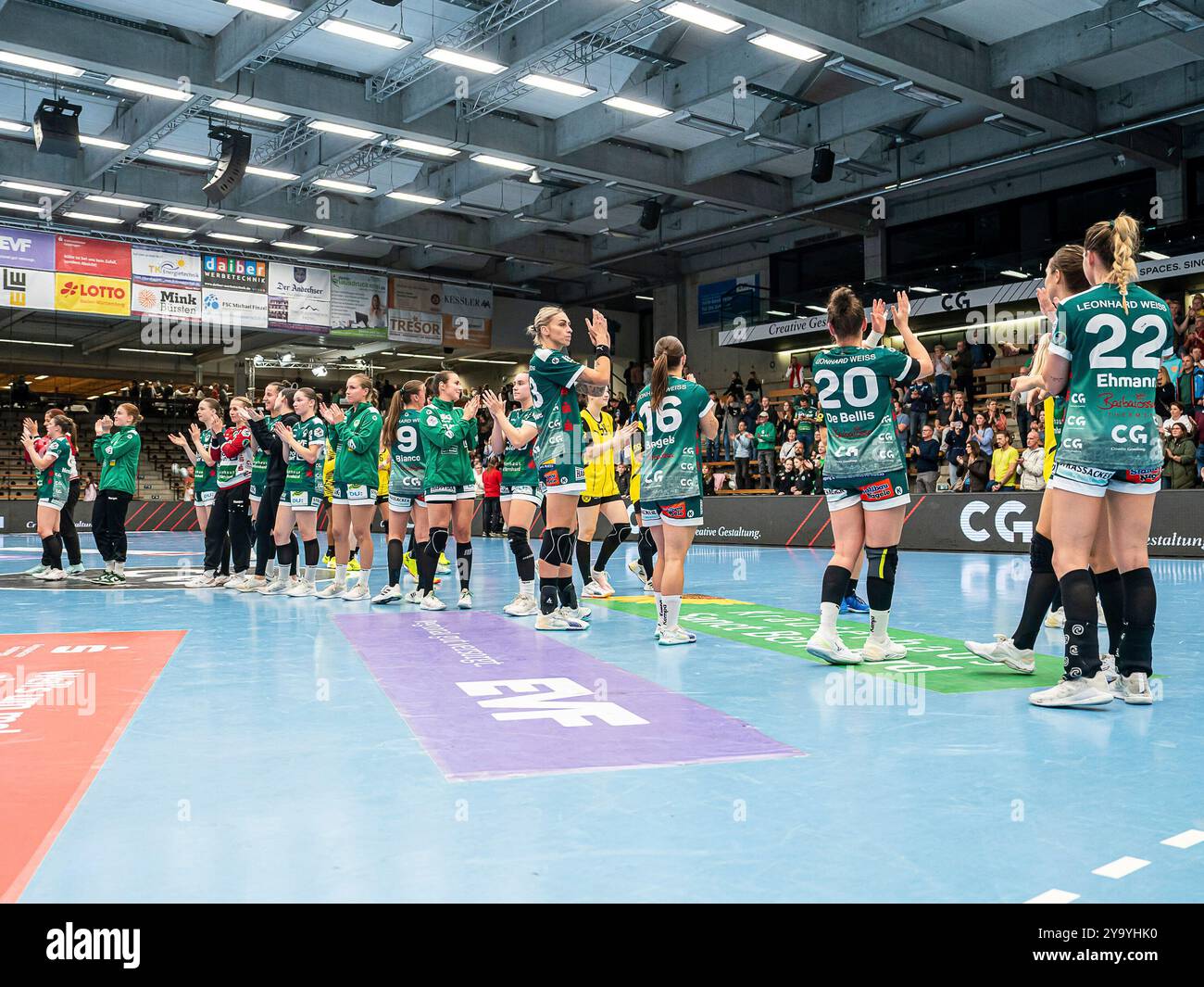 Goeppingen, Deutschland. 11th Oct, 2024. Die Mannschaft von Frisch Auf Frauen bedankt sich bei ...