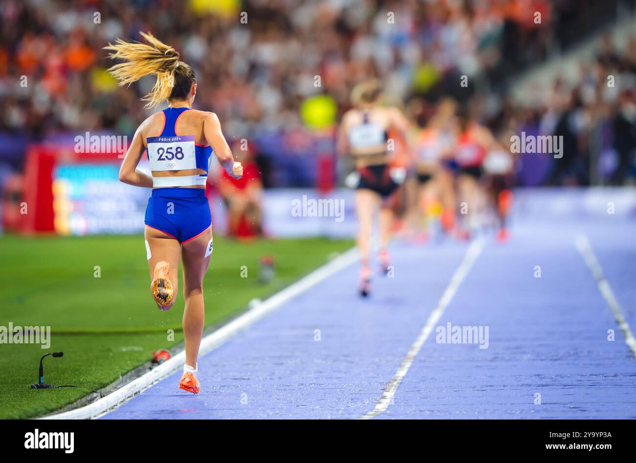 Alessia Zarbo participating in the 10.000 meters at the Paris 2024 ...