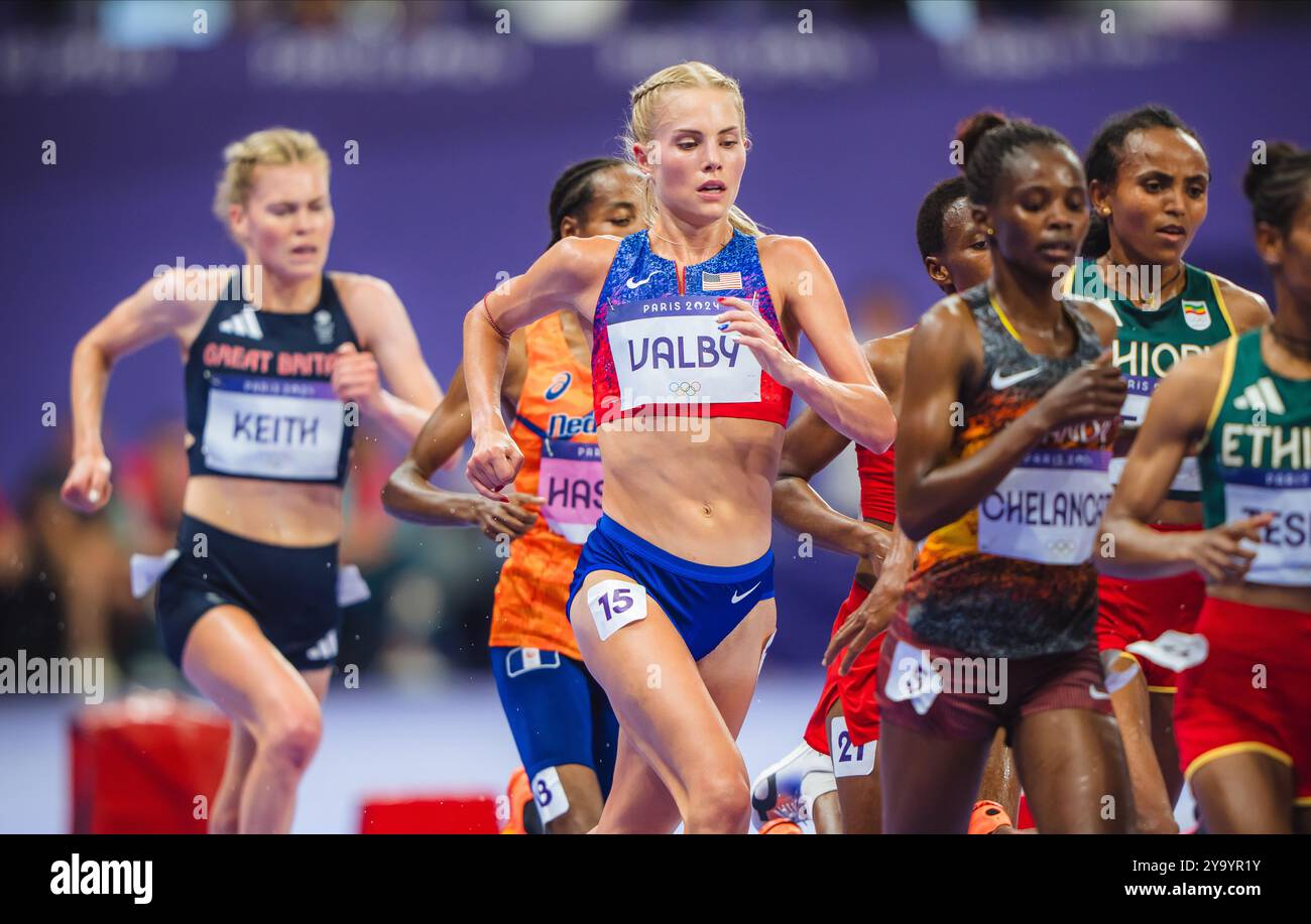Parker Valby participating in the 10.000 meters at the Paris 2024 ...