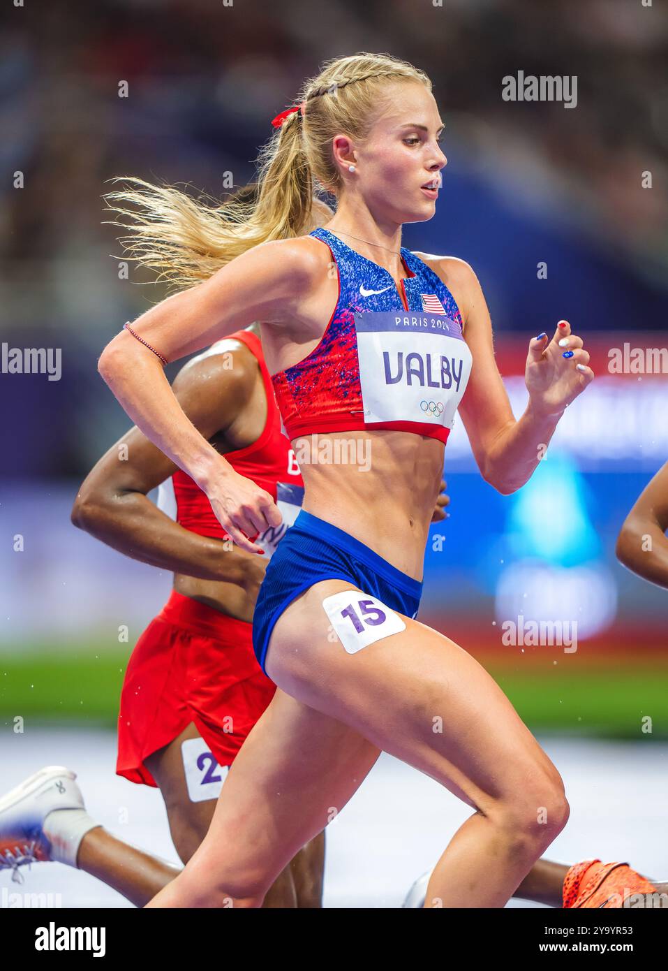 Parker Valby participating in the 10.000 meters at the Paris 2024 ...