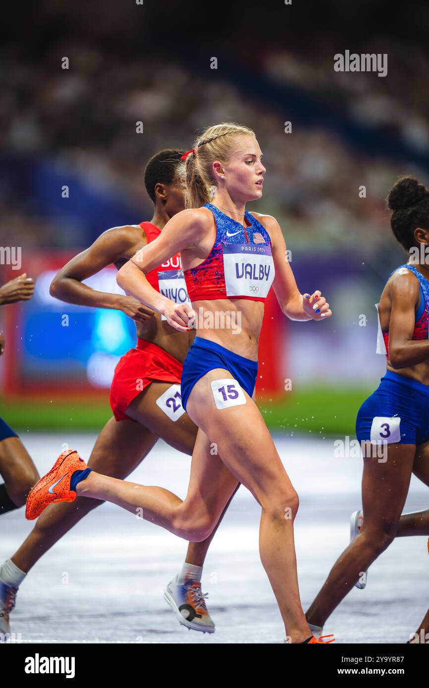 Parker Valby participating in the 10.000 meters at the Paris 2024 ...