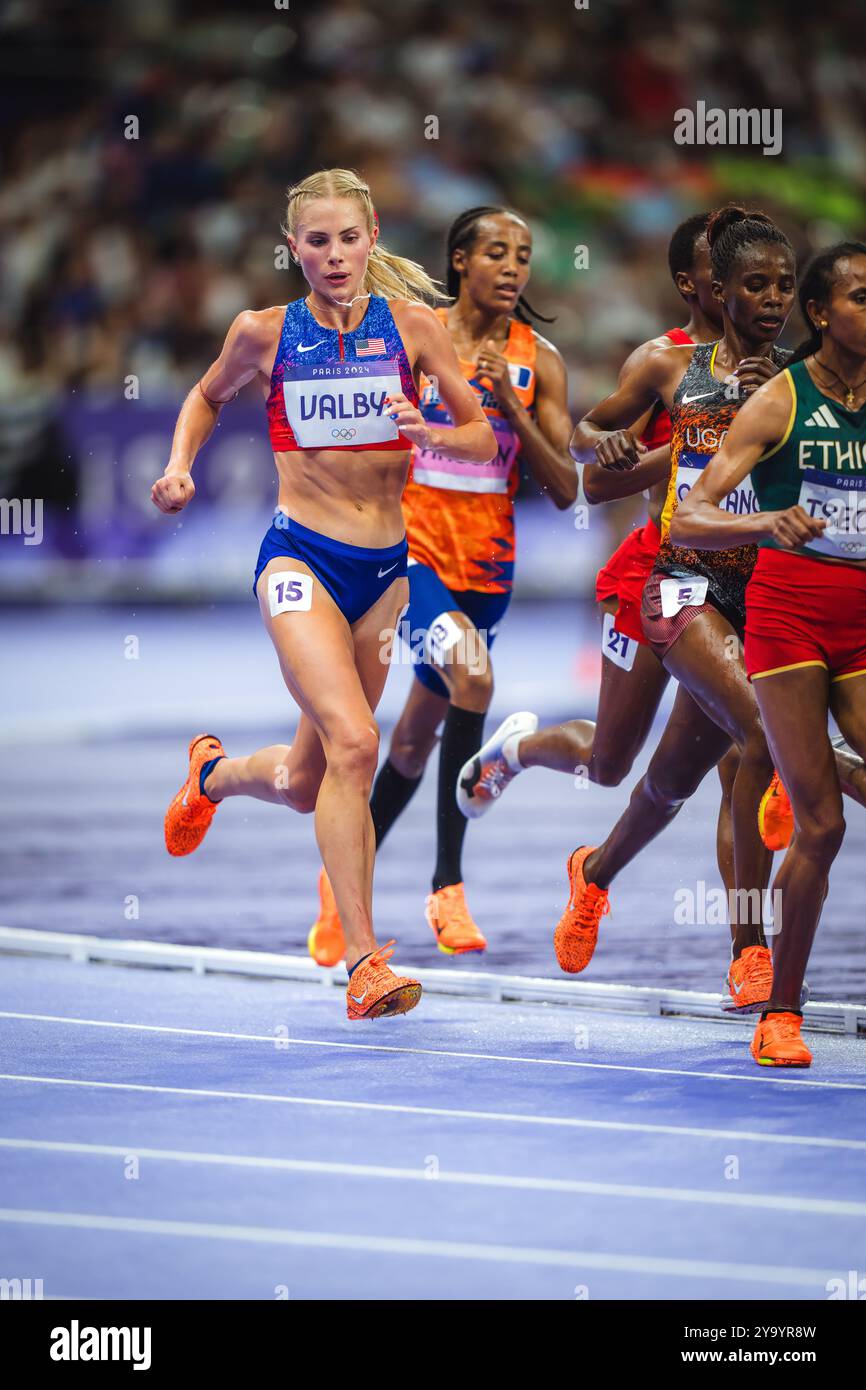 Parker Valby participating in the 10.000 meters at the Paris 2024 ...