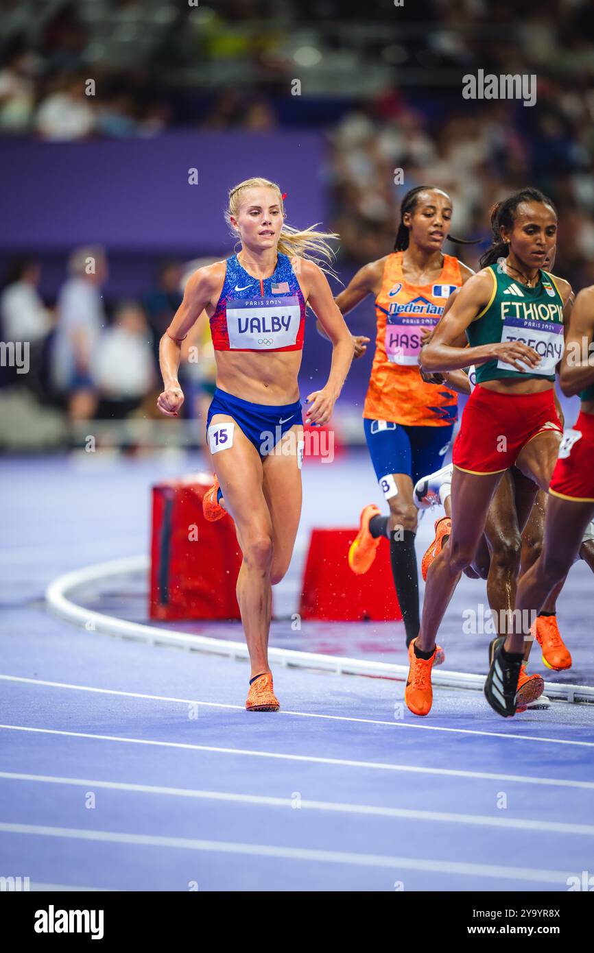 Parker Valby participating in the 10.000 meters at the Paris 2024 ...