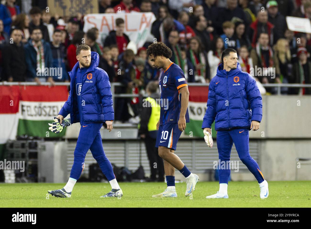 BOEDAPEST - (l-r) Holland goalkeeper Mark Flekken, Joshua Zirkzee of ...