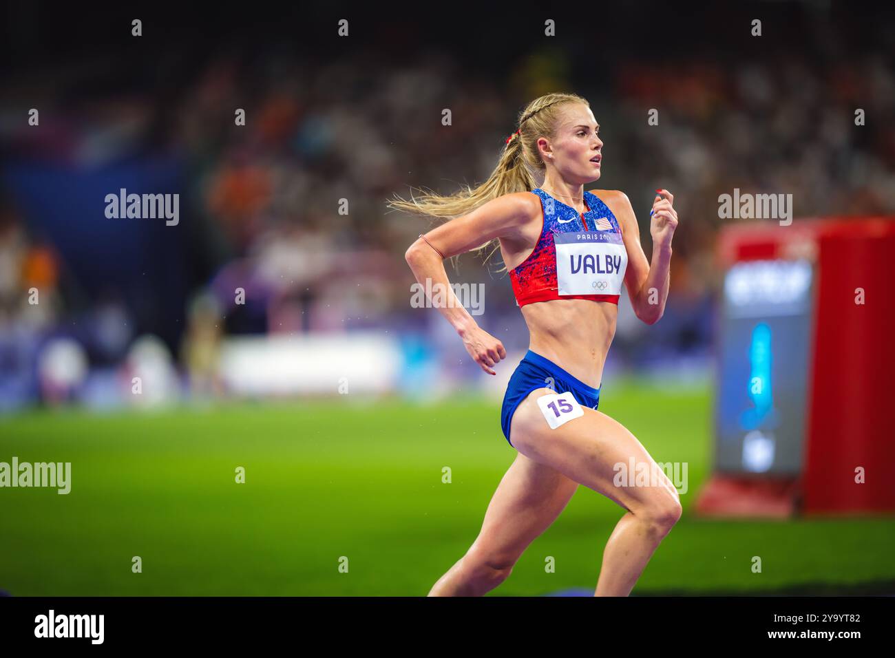 Parker Valby participating in the 10.000 meters at the Paris 2024 ...