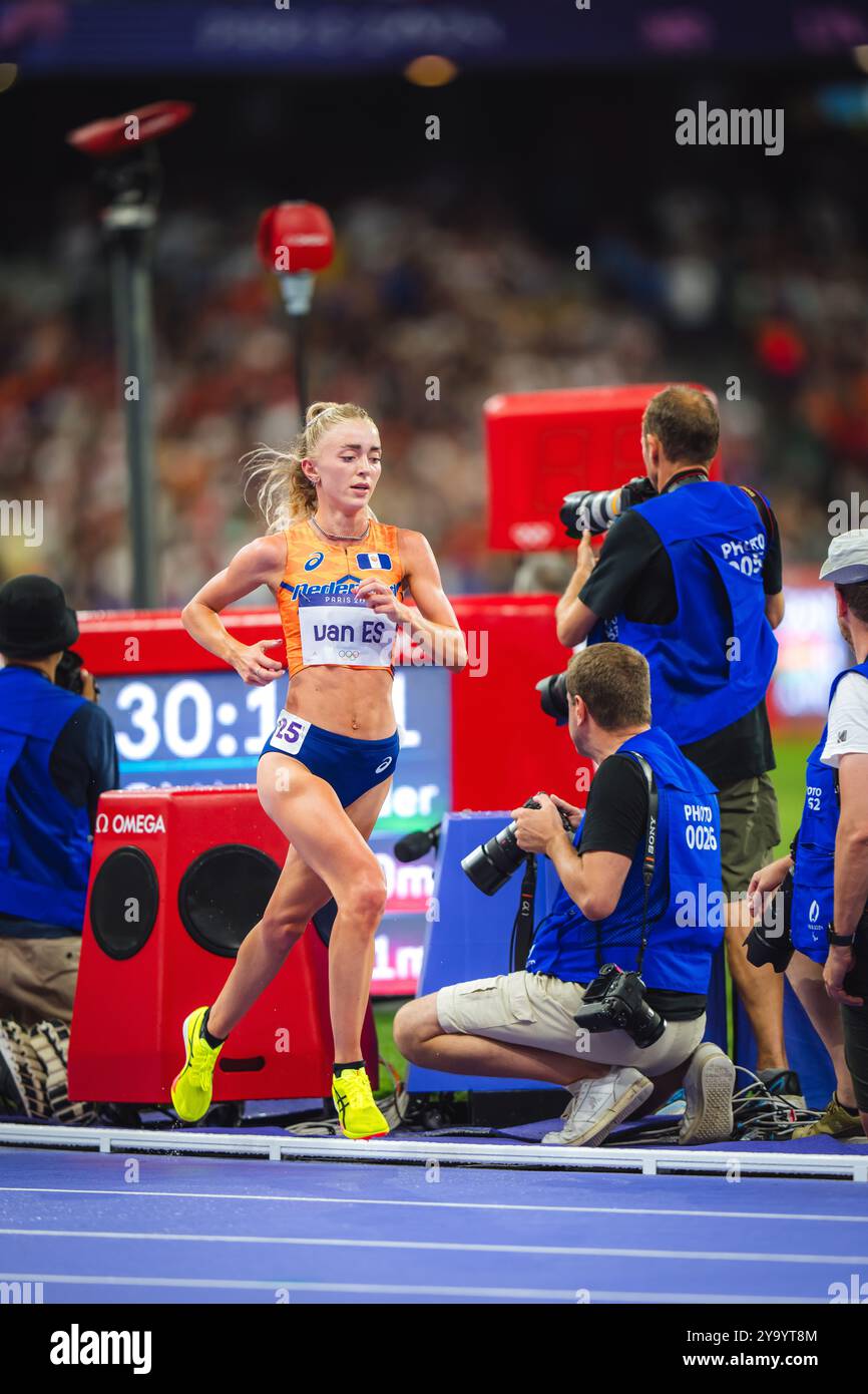 Diane van Es participating in the 10.000 meters at the Paris 2024 ...