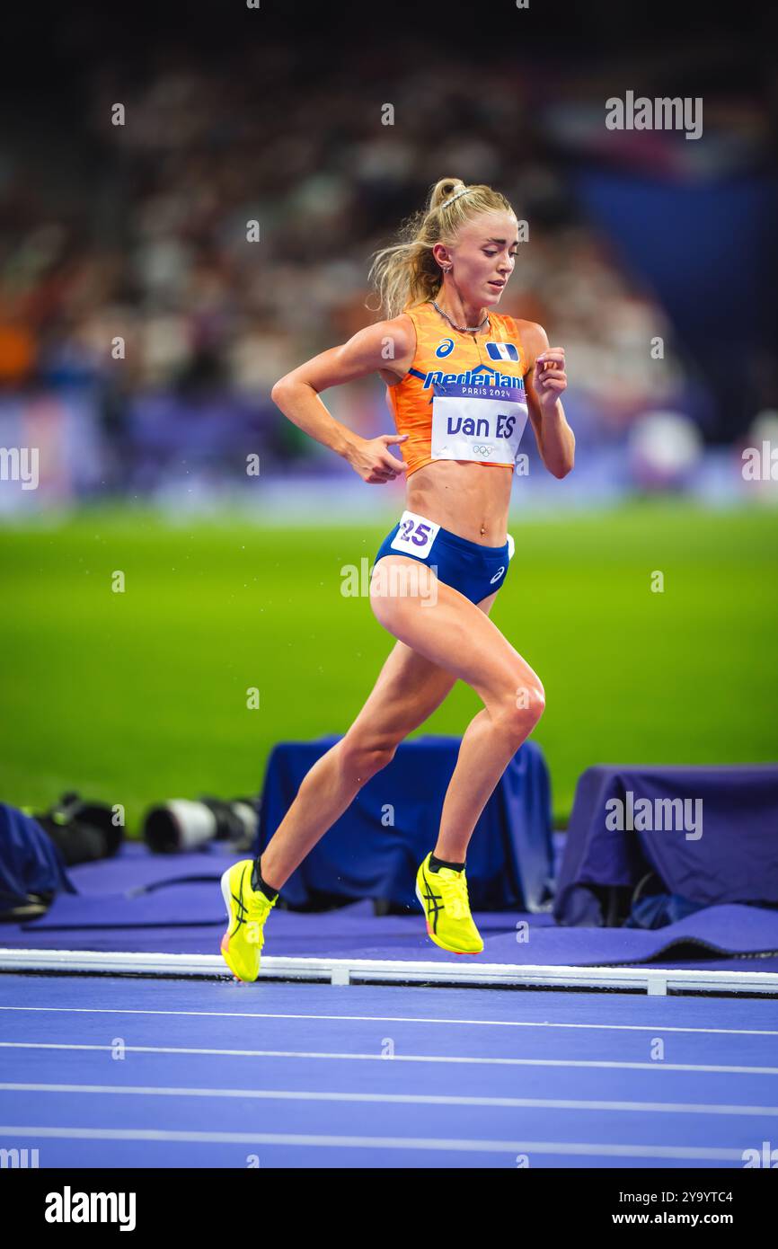 Diane van Es participating in the 10.000 meters at the Paris 2024 ...