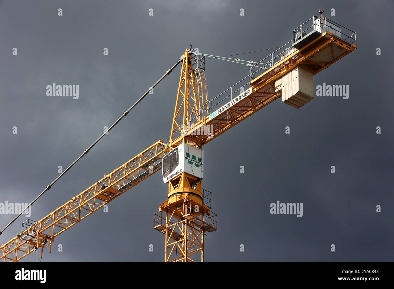 Baugeräte auf großen Baustellen Ein Turmkran an einer Baustelle in der ...