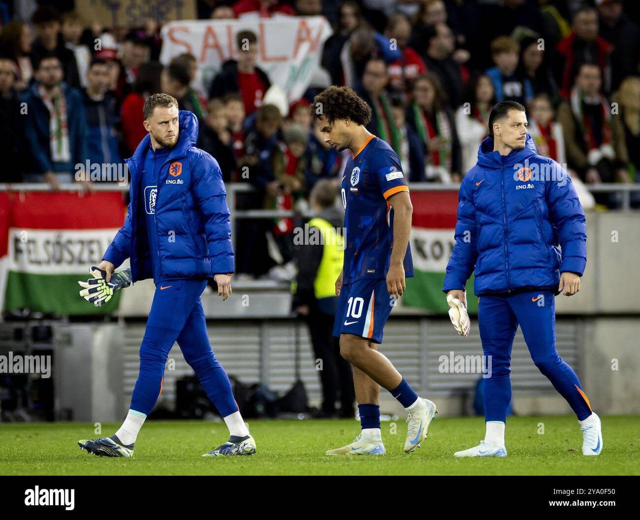 BOEDAPEST - (l-r) Holland goalkeeper Mark Flekken, Joshua Zirkzee of ...