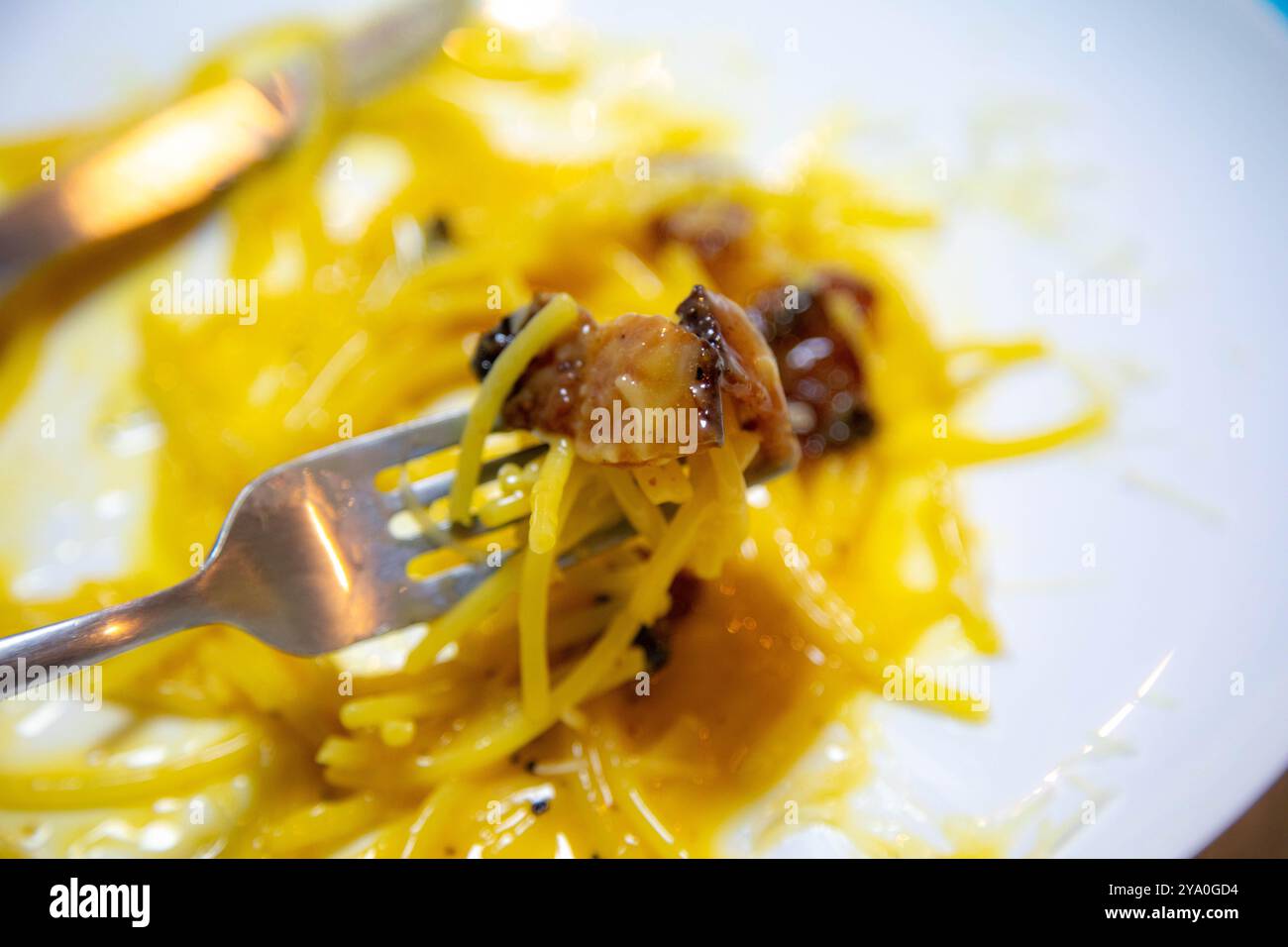 Traditional spaghetti carbonara with guanciale bacon Stock Photo - Alamy