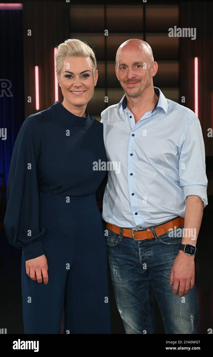 Medizinerin Carola Holzner, bekannt als Doc Caro, und ihr Mann der ...