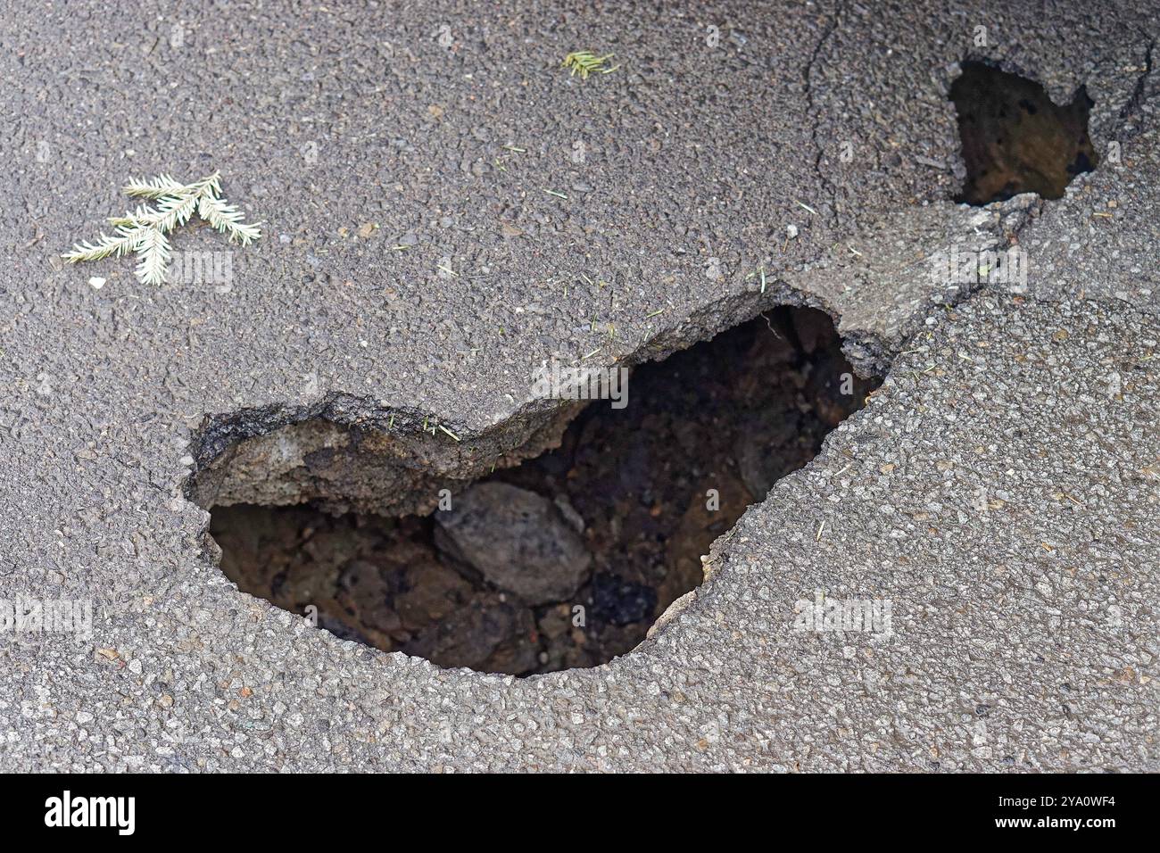 Deep pot hole hi-res stock photography and images - Alamy
