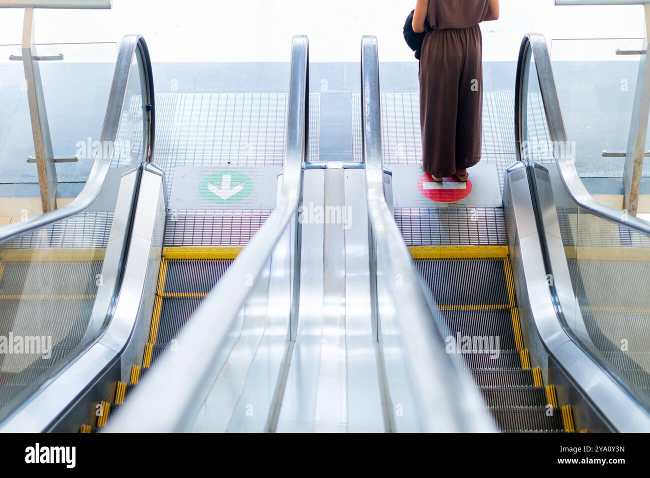 Arrows pointing down hi-res stock photography and images - Alamy