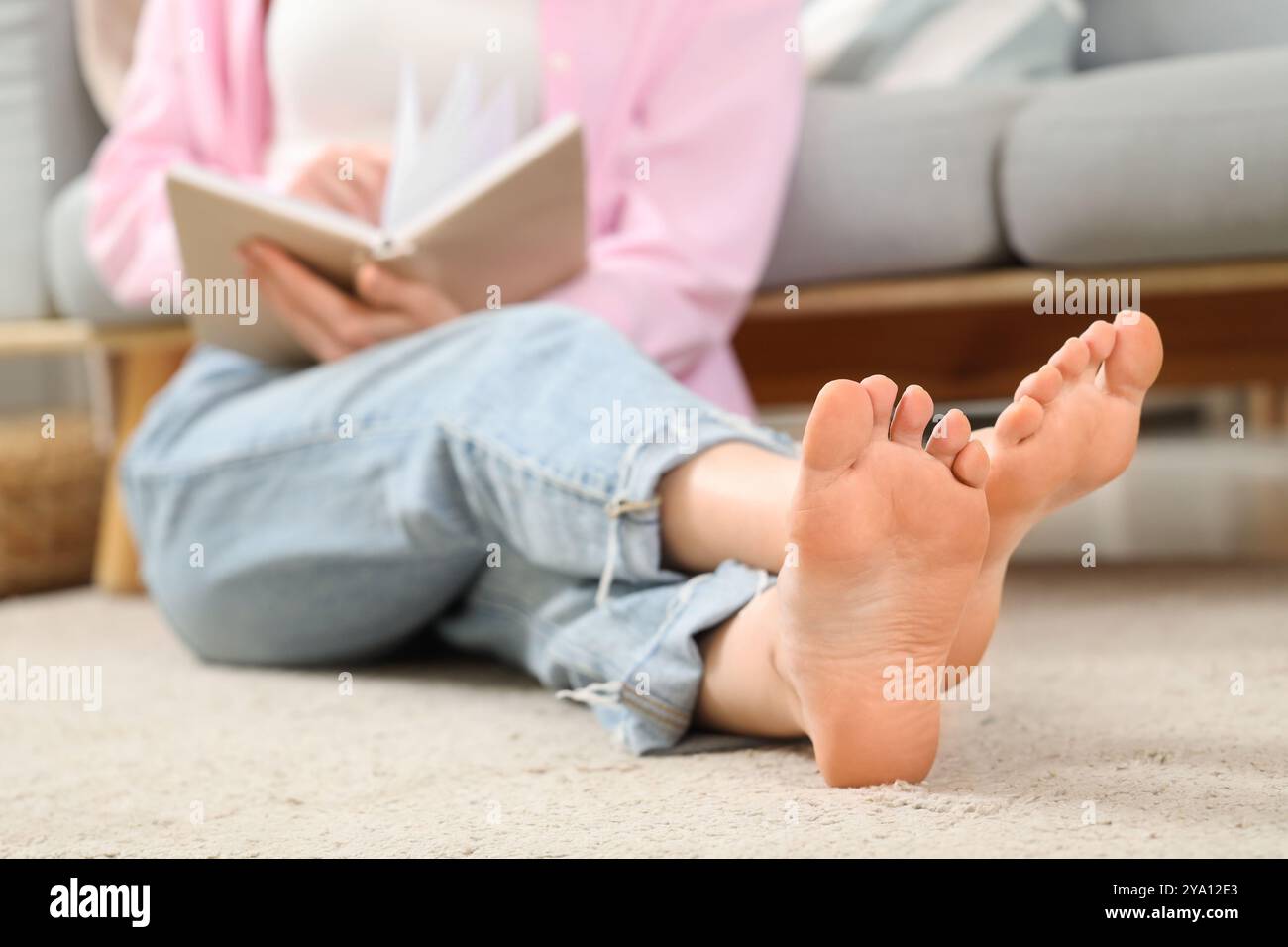 Sitting feet flat on the floor hi-res stock photography and images - Alamy