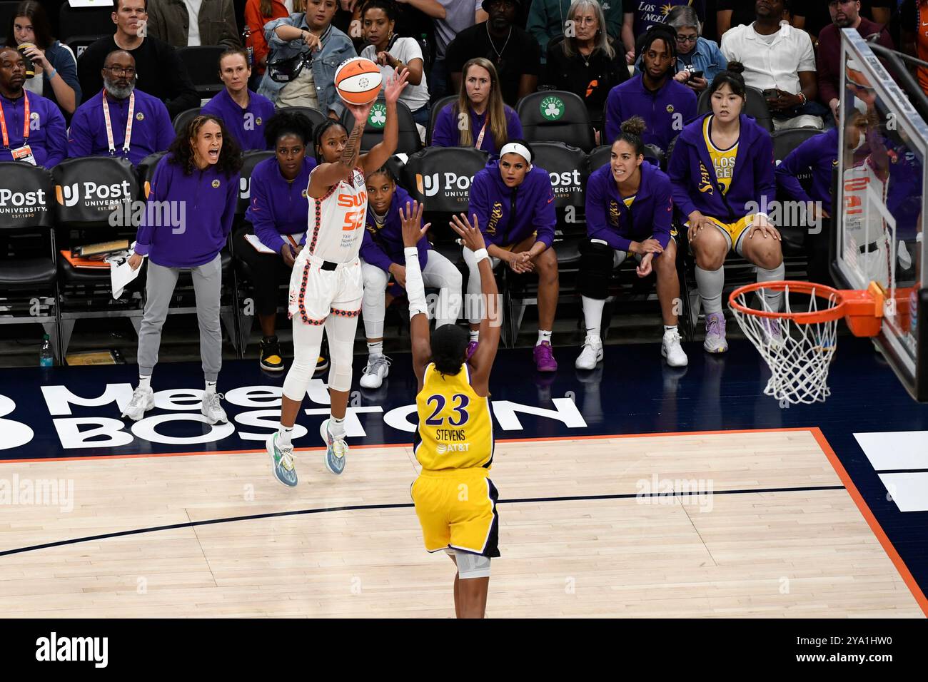 Wnba three point shot hi-res stock photography and images - Alamy