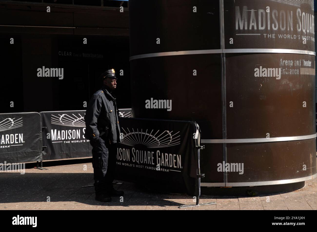 New York, United States. 10th Oct, 2024. A security guard stands in ...