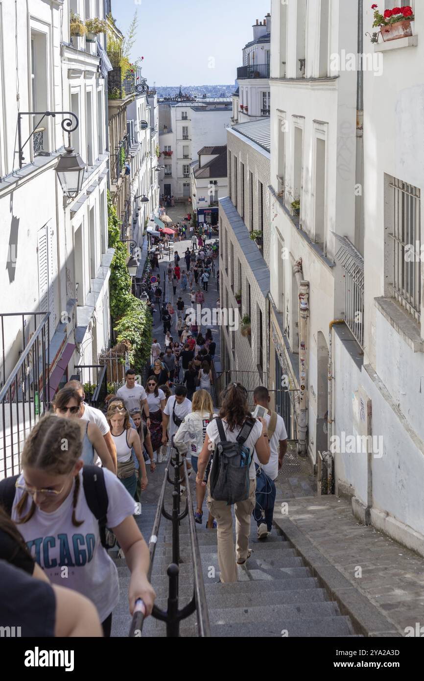People walk down the busy stairs of Montmartre in Paris, Paris Stock ...