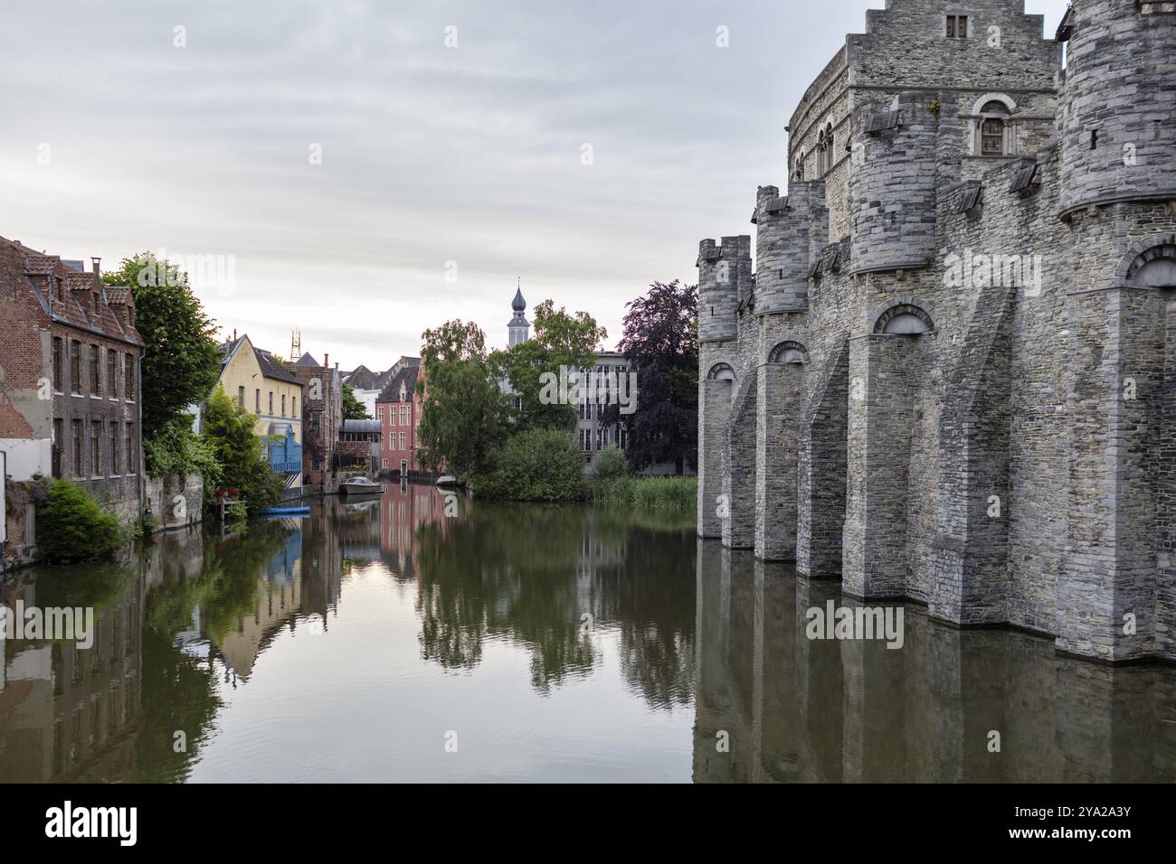 Castles on the water hi-res stock photography and images - Alamy