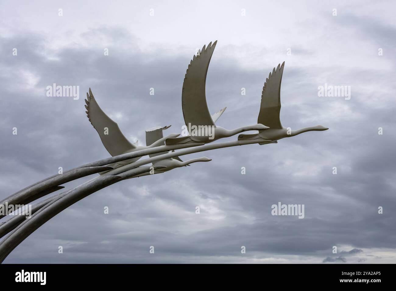 Sculpture of flying birds hi-res stock photography and images - Alamy