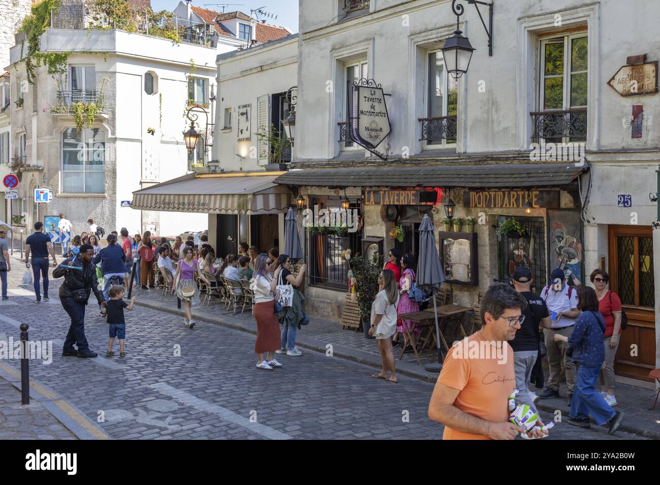 A lively cafe area in Montmartre, Paris with lots of people, Paris ...