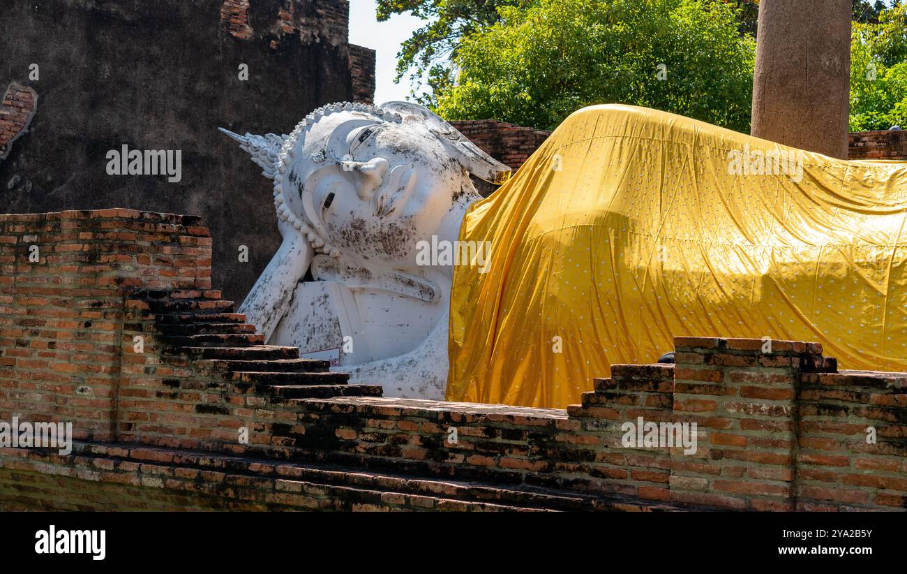 Sleeping Buddha Statue at Temple Stock Photo - Alamy