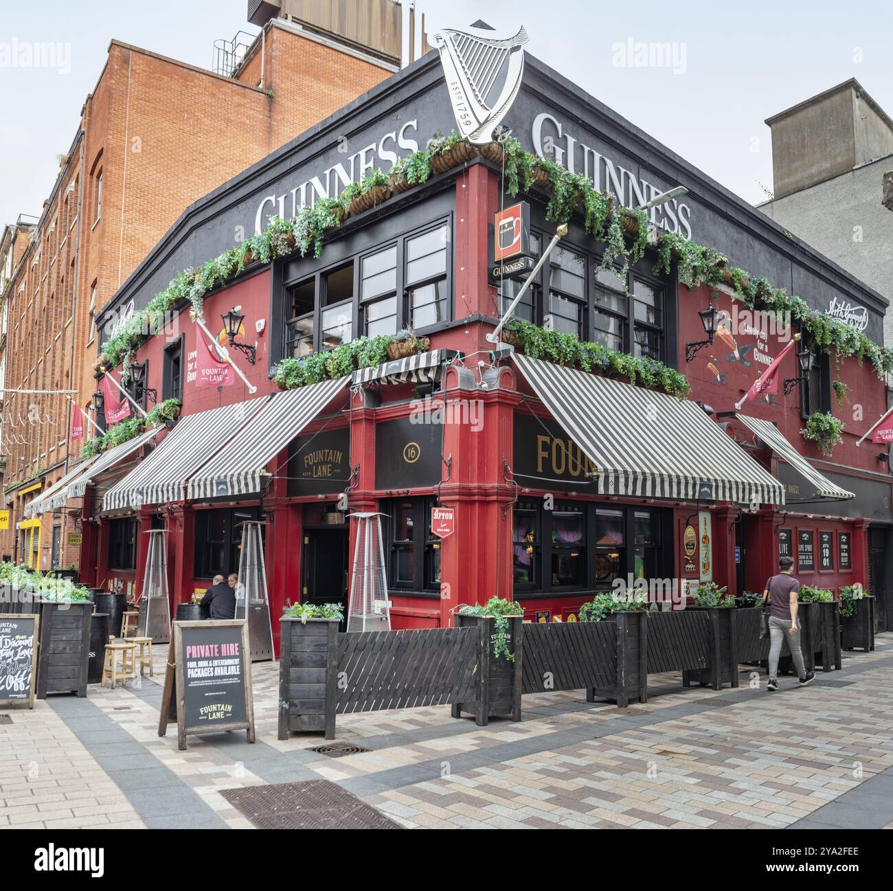 Outside a belfast pub hi-res stock photography and images - Alamy