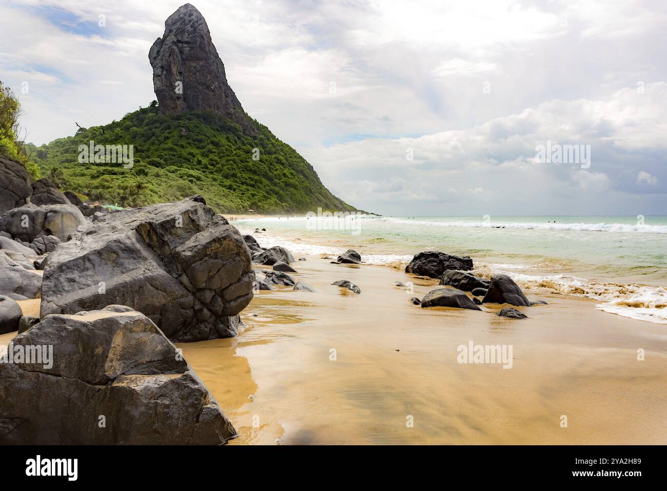 Fernando de Noronha, Brasil. Turquoise water around the Two Brothers ...