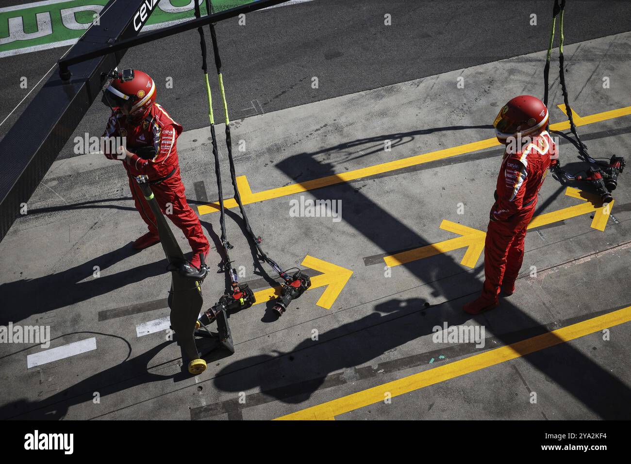 MELBOURNE, AUSTRALIA, MARCH 24: Scuderia Ferrari pit crew before ...