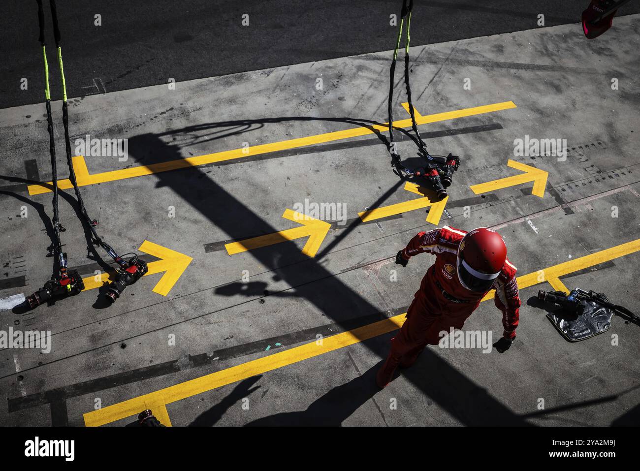 MELBOURNE, AUSTRALIA, MARCH 24: Scuderia Ferrari pit crew before ...