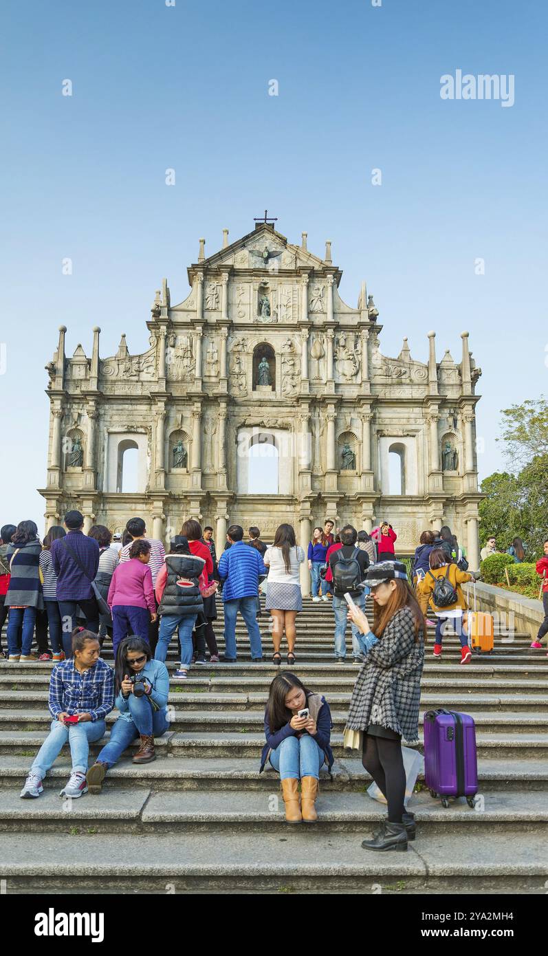 Tourists using phones europe hi-res stock photography and images - Alamy